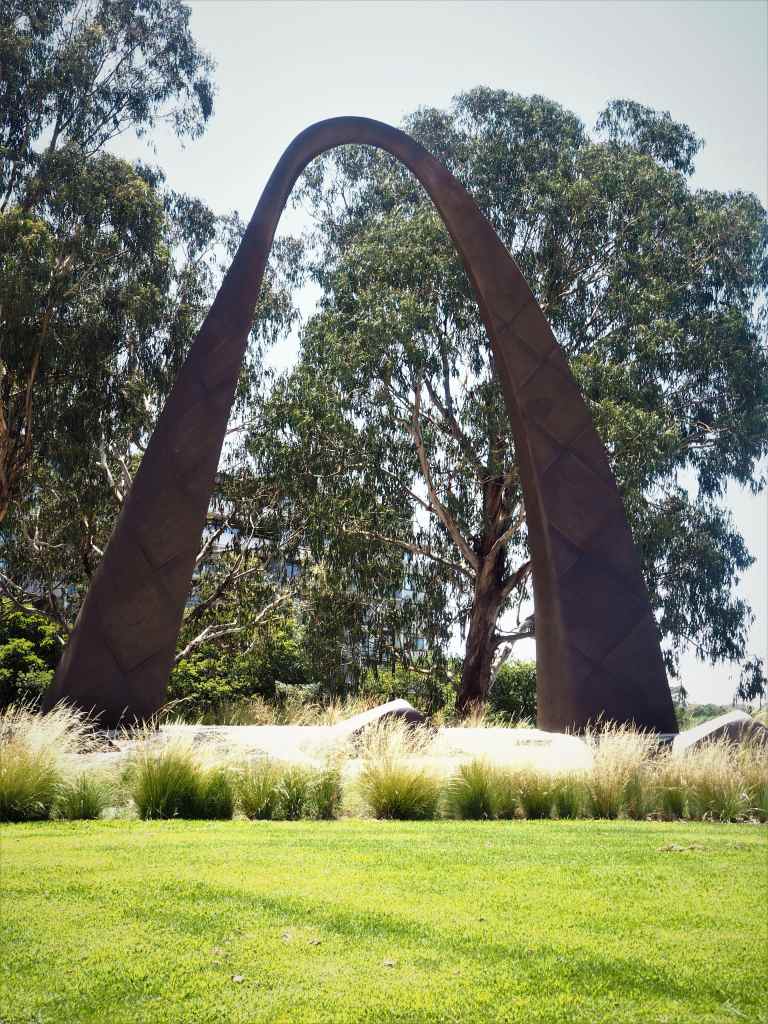UN TOUR GRATUITO A PIE AUTOGUIADO DE ANZAC PARADE, CANBERRA
